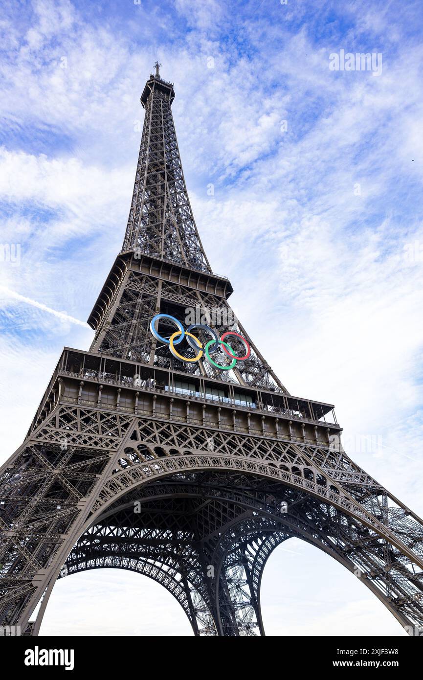 The Eiffel Tower with the Olympic rings ahead of the Olympic Games ...
