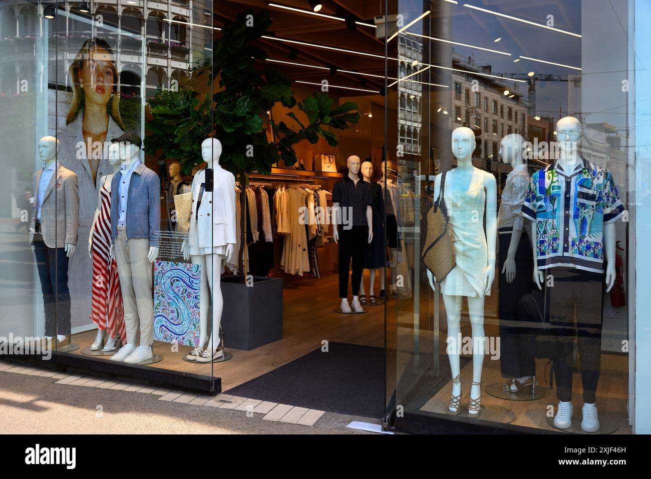 Shop display dummies hi-res stock photography and images - Alamy