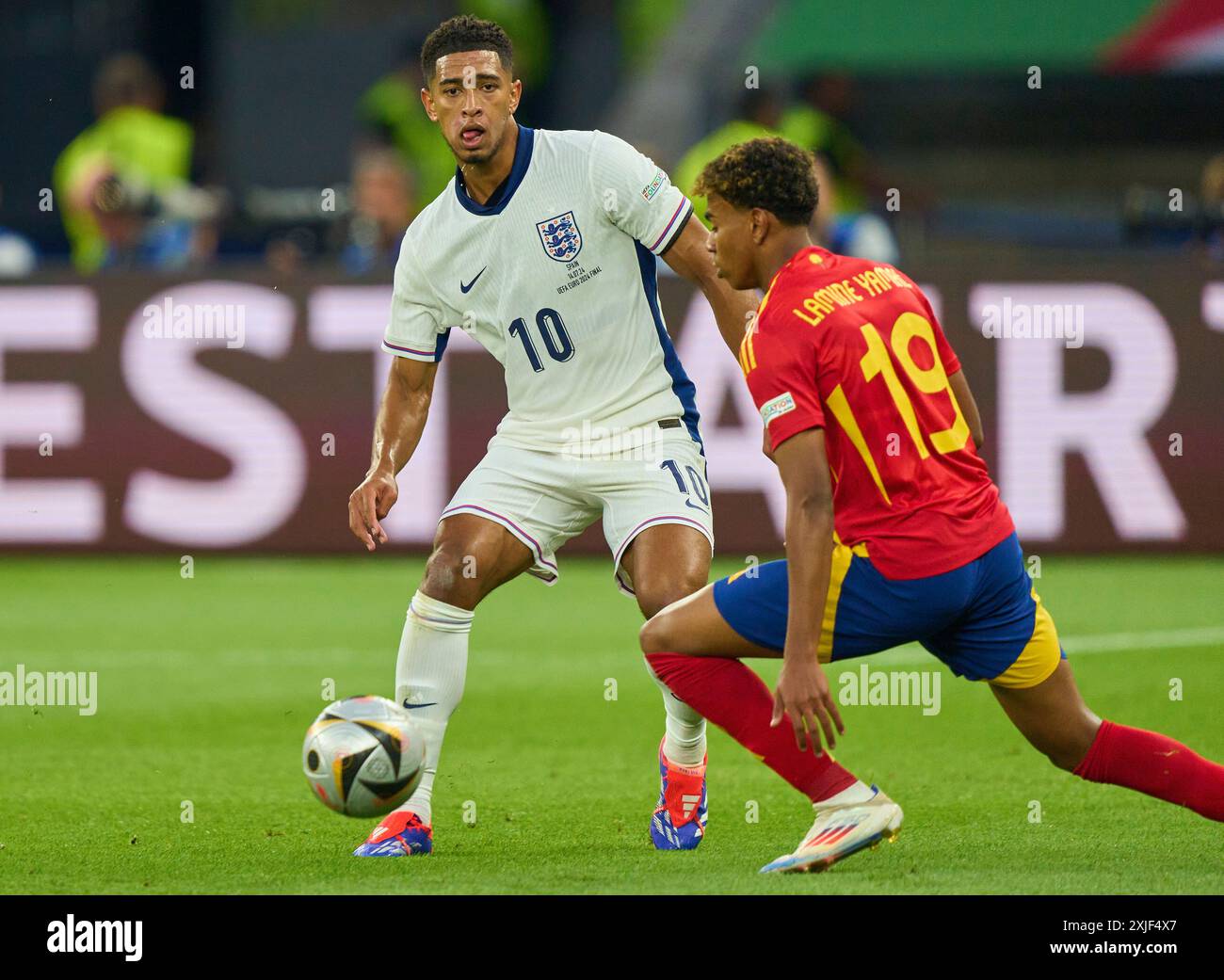 Jude Bellingham, ENG 10 compete for the ball, tackling, duel, header ...