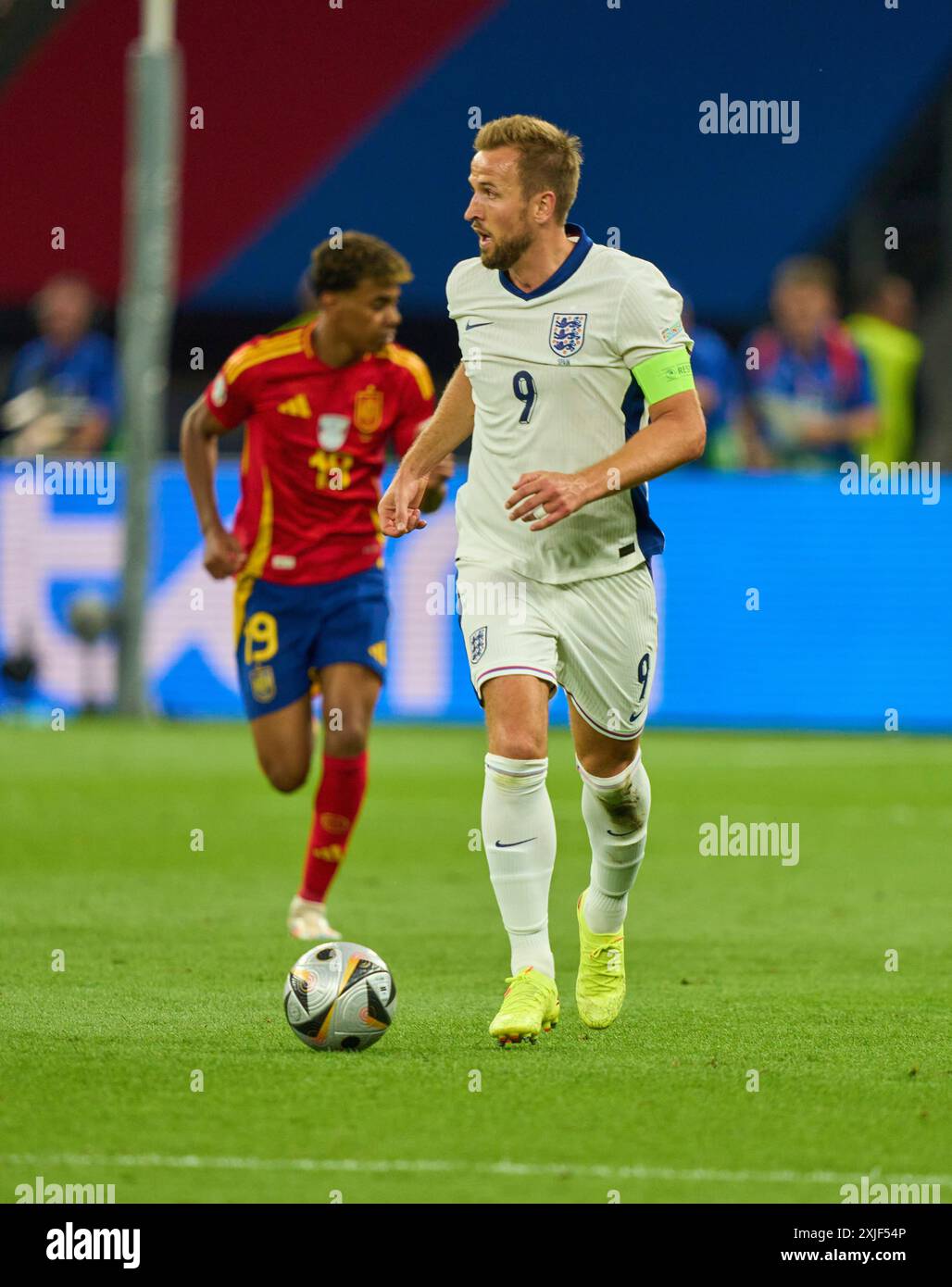 Harry KANE, England 9 compete for the ball, tackling, duel, header ...