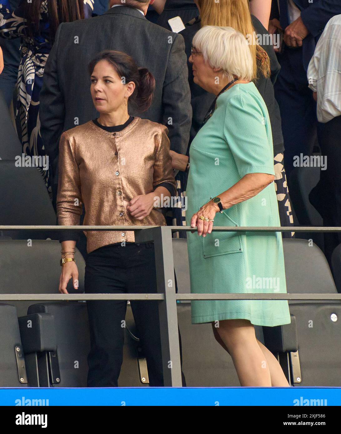 Annalena Baerbock (M), Gruene , GER Aussenministerin Claudia Roth (R ...