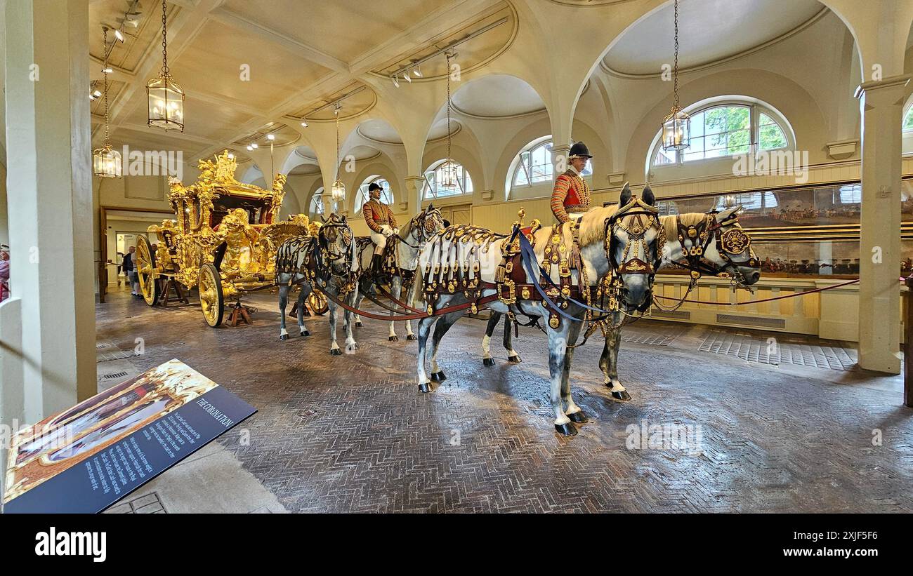 Royal gold coach hi-res stock photography and images - Alamy