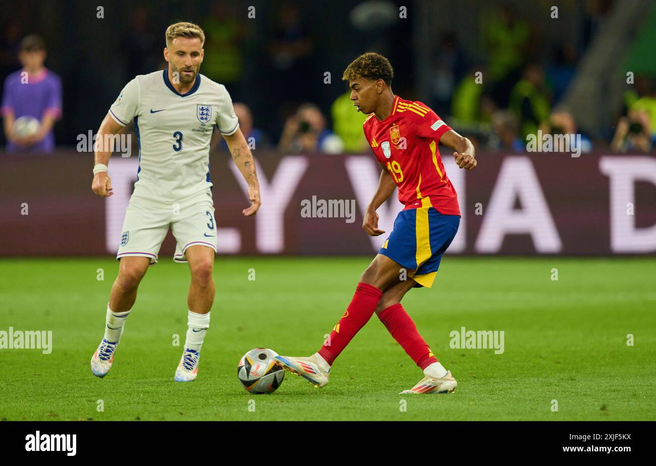 Lamine Yamal, ESP 19 compete for the ball, tackling, duel, header ...