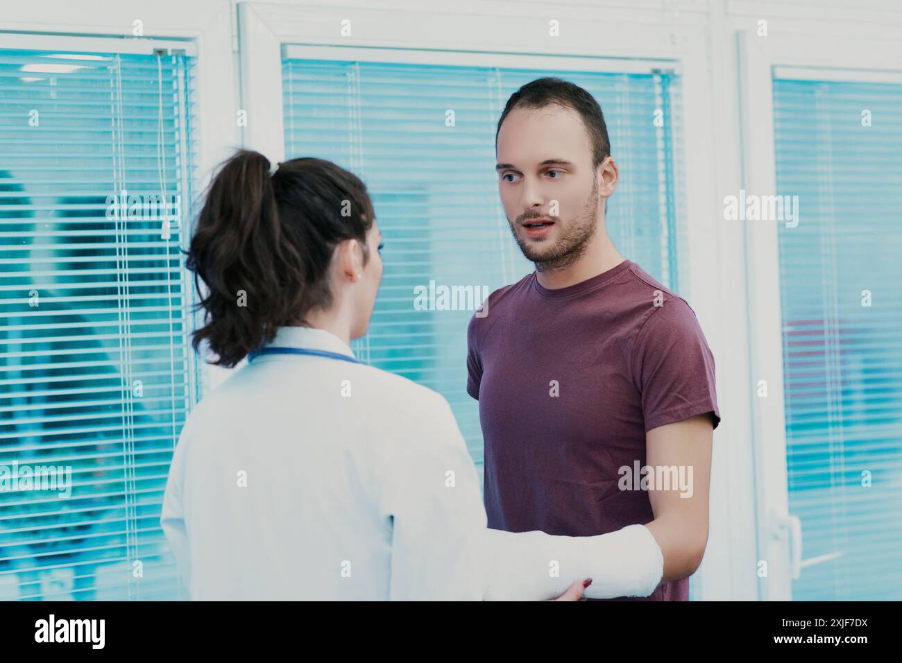 Arm cast explaining hi-res stock photography and images - Alamy