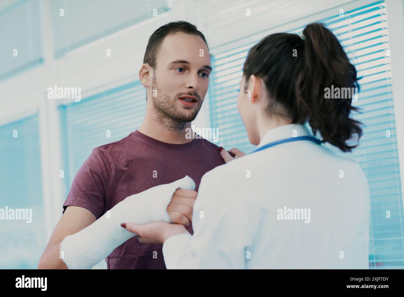 Setting a broken bone hi-res stock photography and images - Alamy