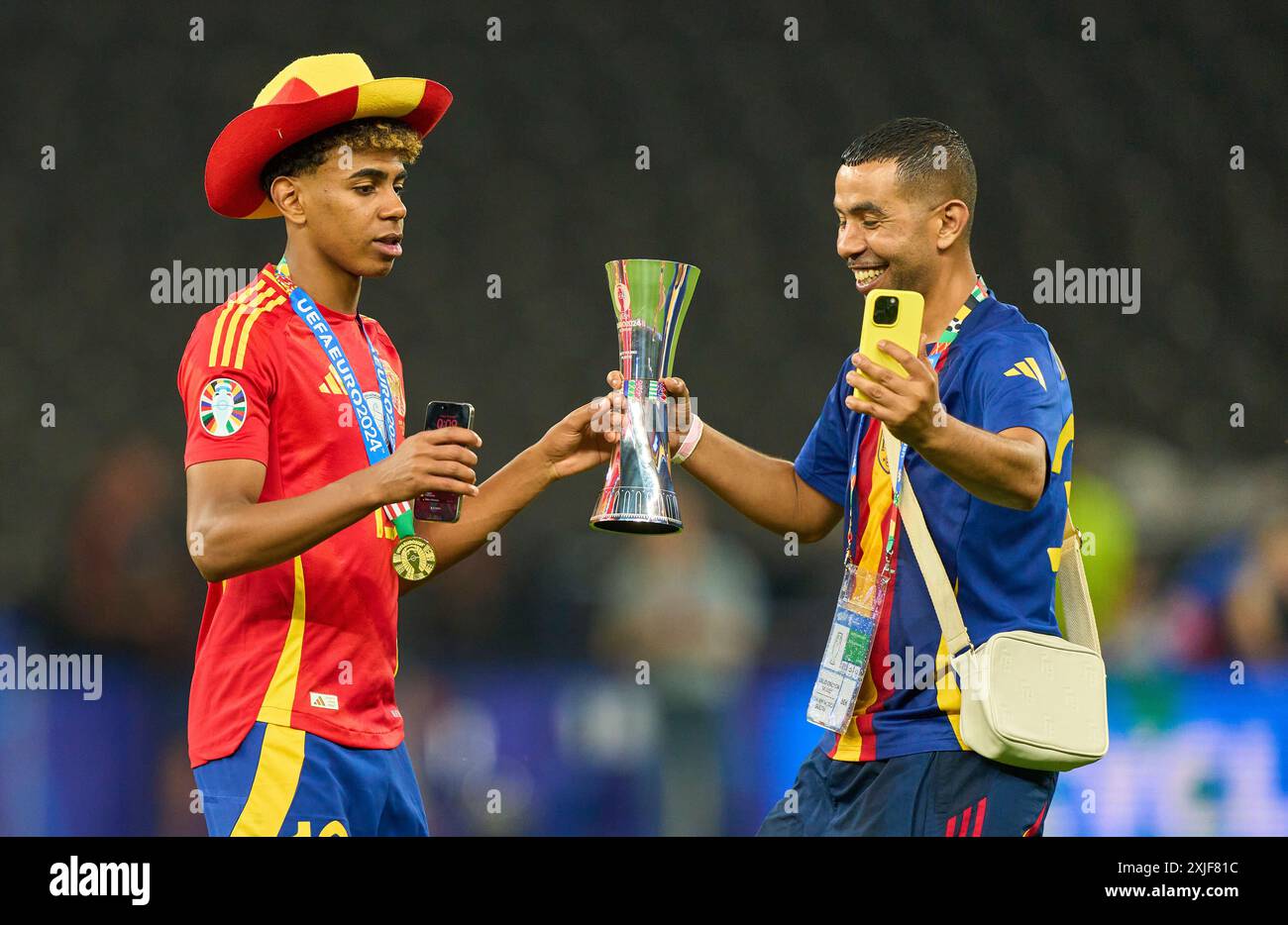 Lamine Yamal, ESP 19 and father with Best Player trophy after the final ...