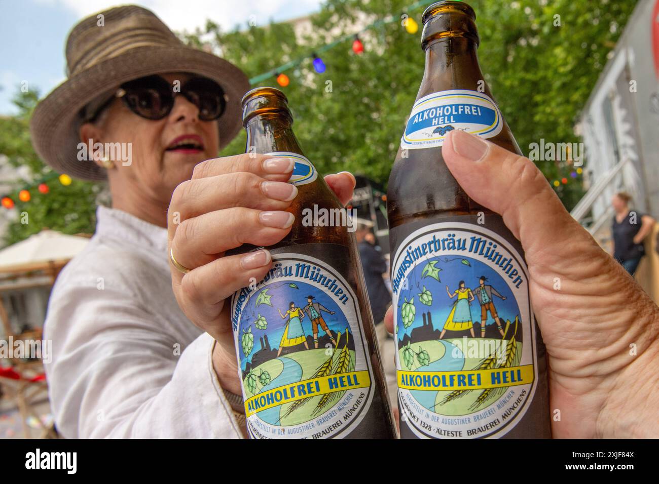 Erster alkoholfreier Münchner Biergarten eröffnet Gäste stoßen mit ...
