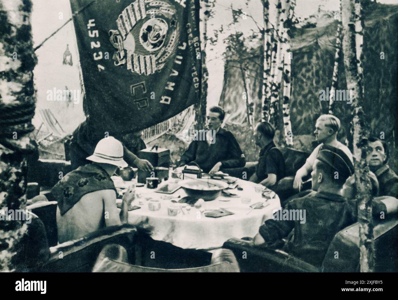 Soldiers on downtime hi-res stock photography and images - Alamy