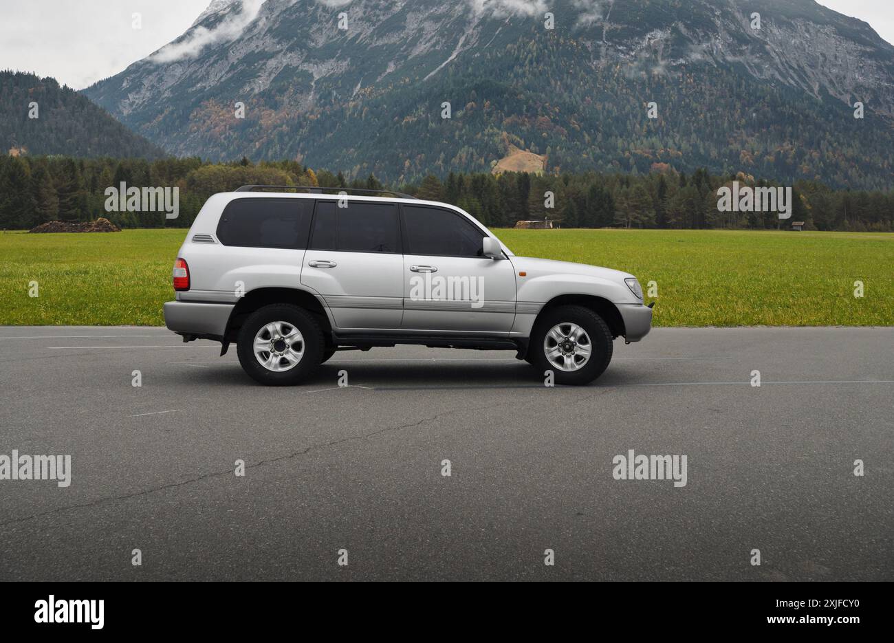 Toyota land cruiser side view hi-res stock photography and images - Alamy