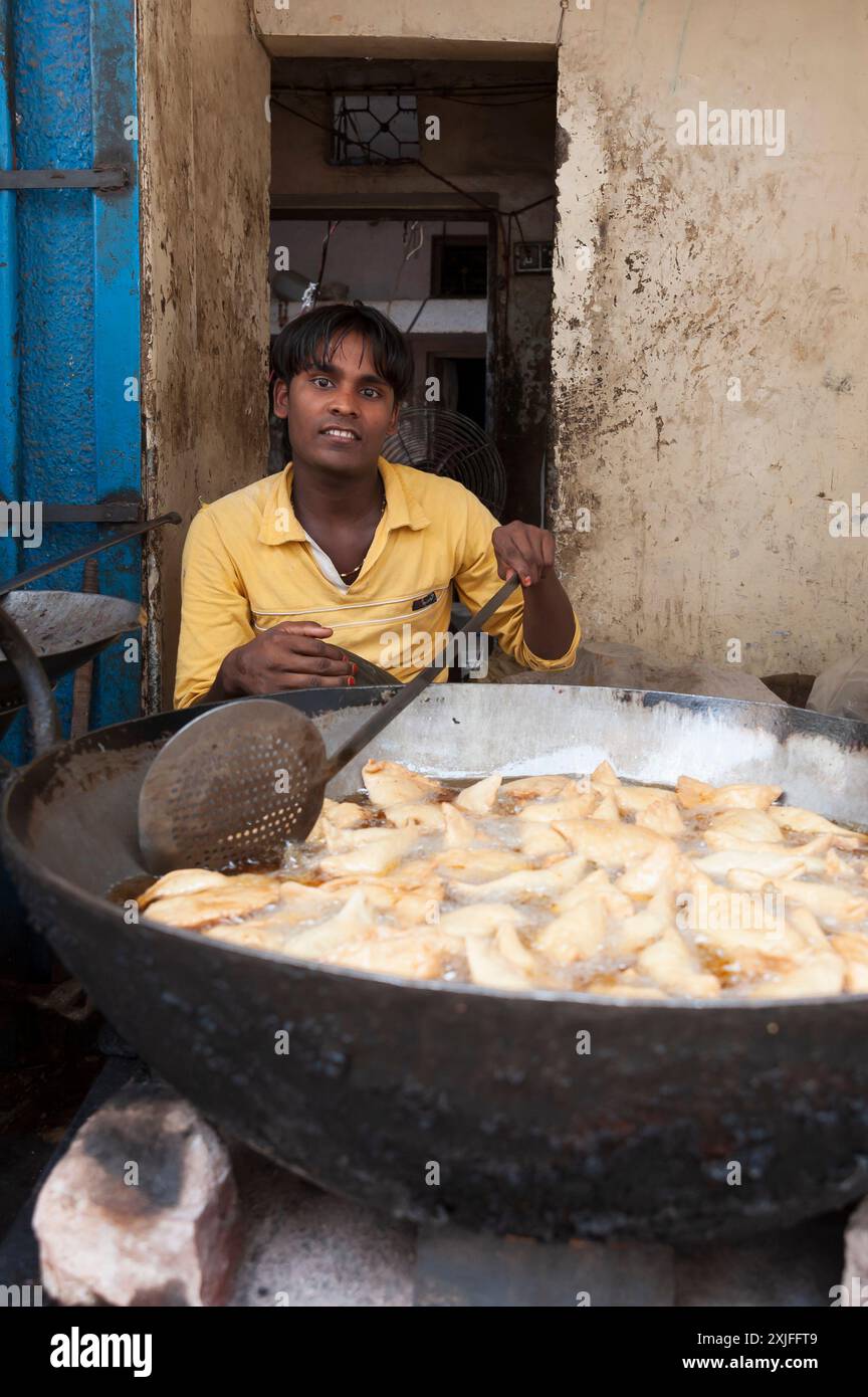 Samosa cooking india hi-res stock photography and images - Alamy