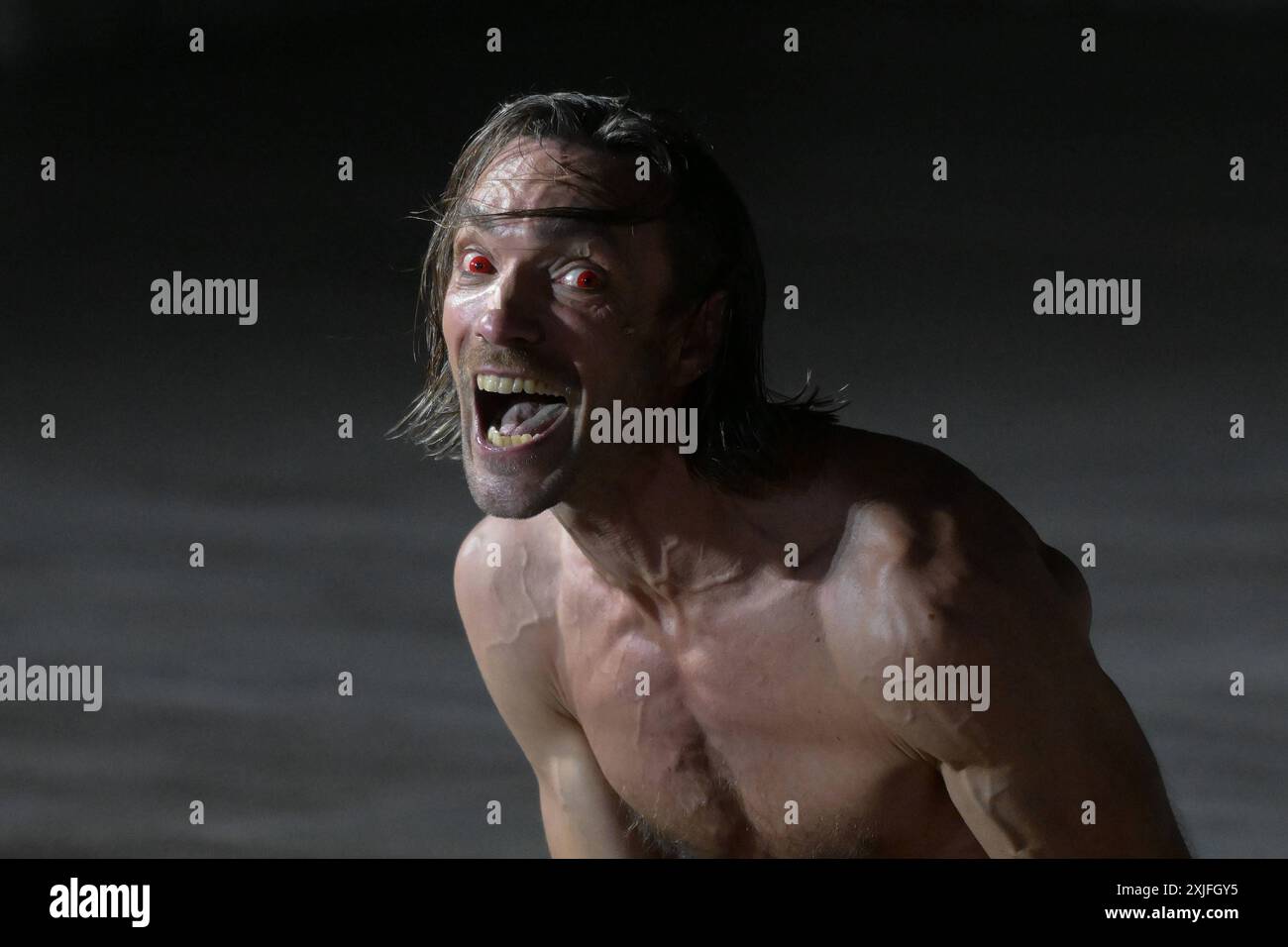 Aufführung des Theaterstücks Jedermann auf der Bühne am Domplatz in ...