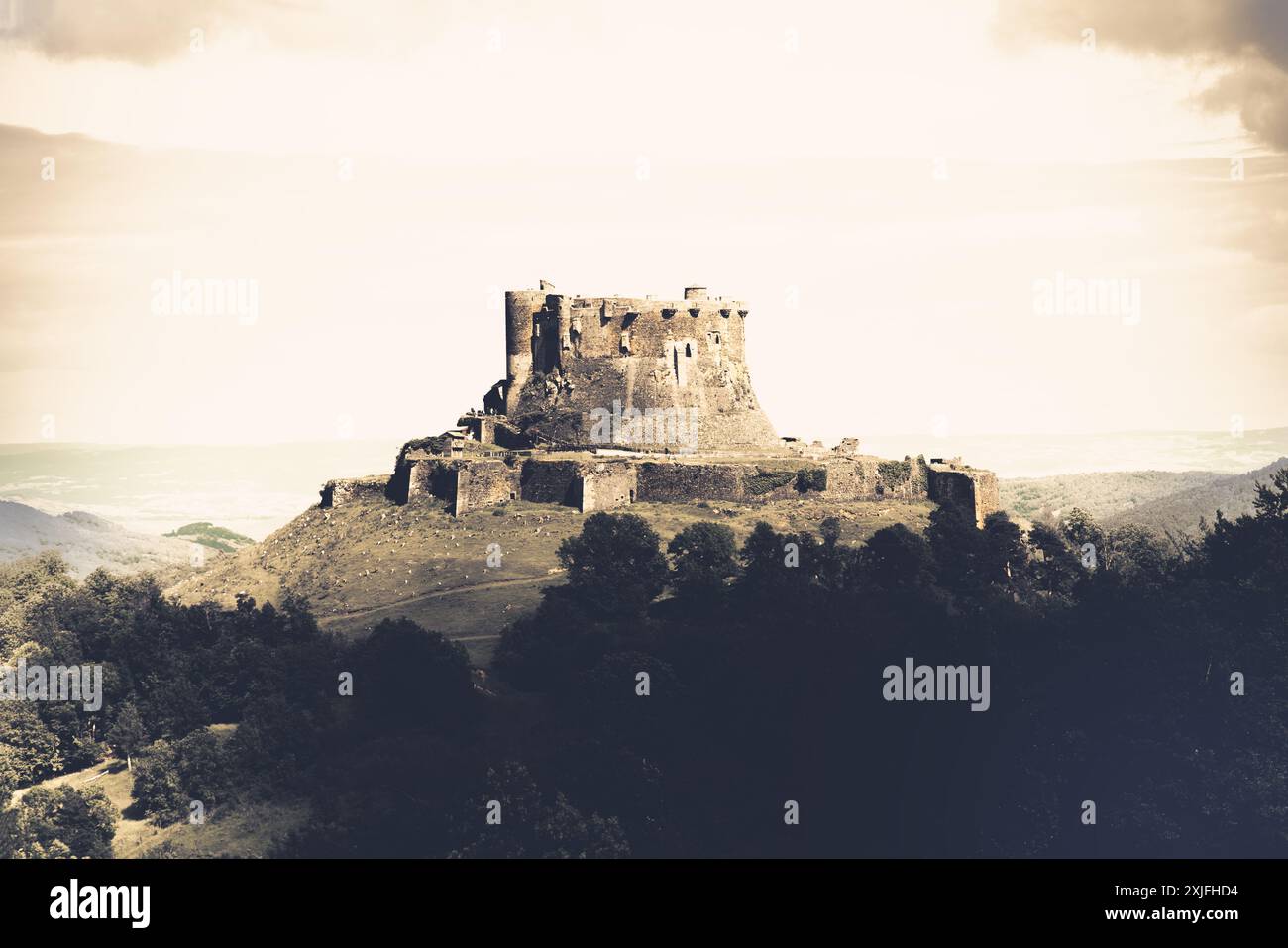 Medivial castle hi-res stock photography and images - Alamy
