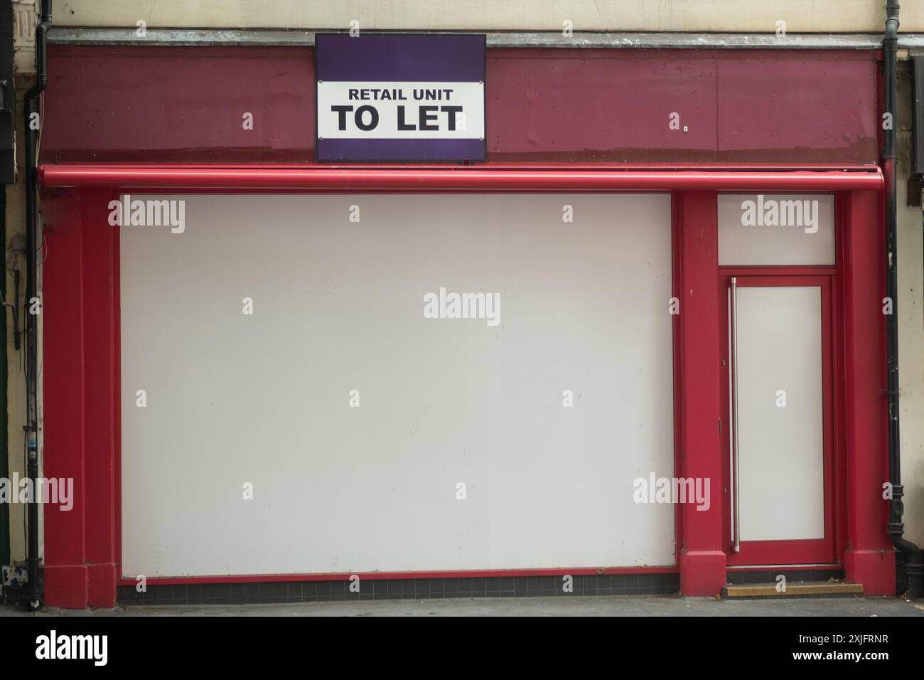 Vacant empty shop with To Let sign in shop window Stock Photo - Alamy