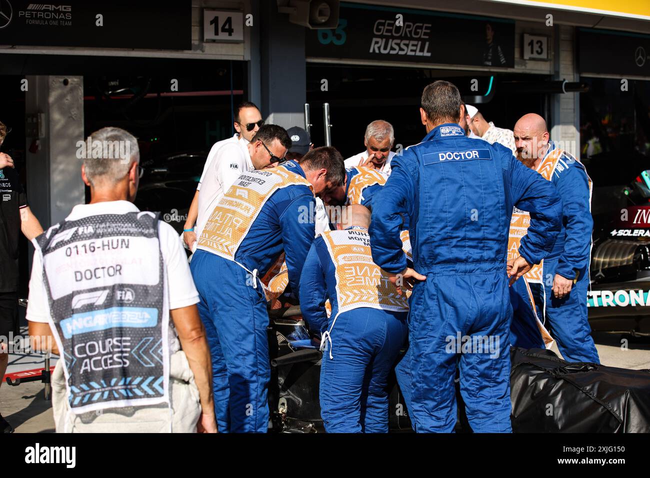 Extrication FIA marshall, commissaire de piste, marshal, marshalls ...