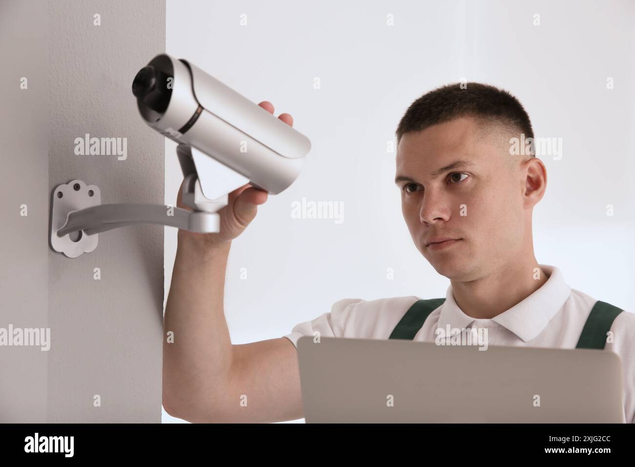 Installing cctv hi-res stock photography and images - Alamy