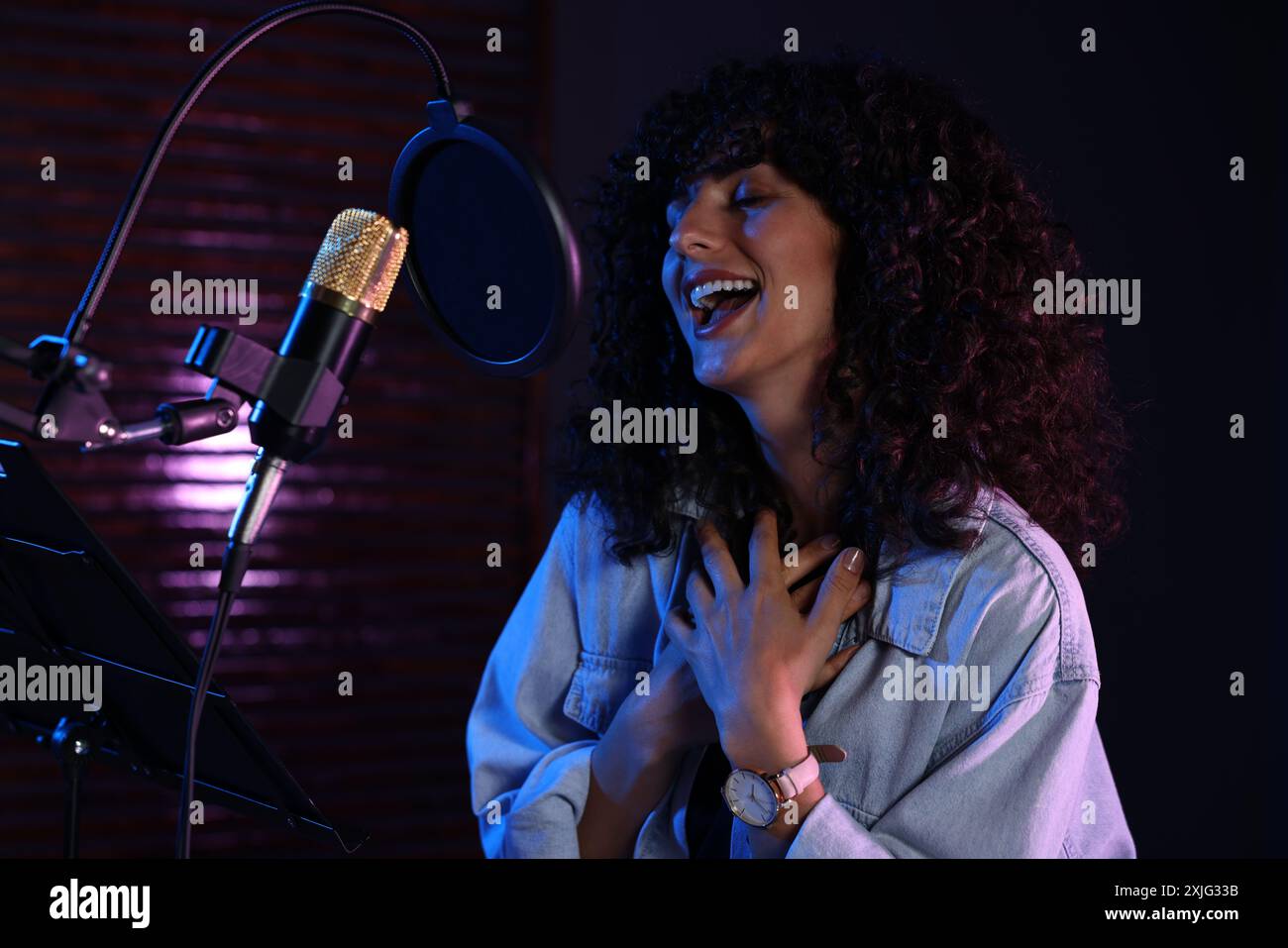 Professional vocalist hi-res stock photography and images - Alamy