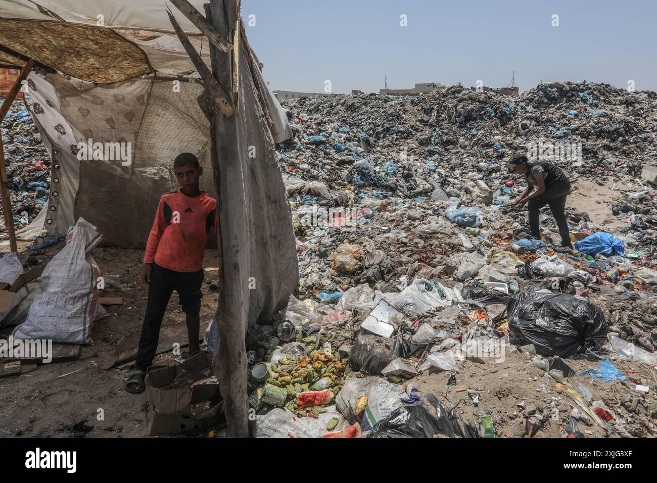 People displaced due to war hi-res stock photography and images - Alamy