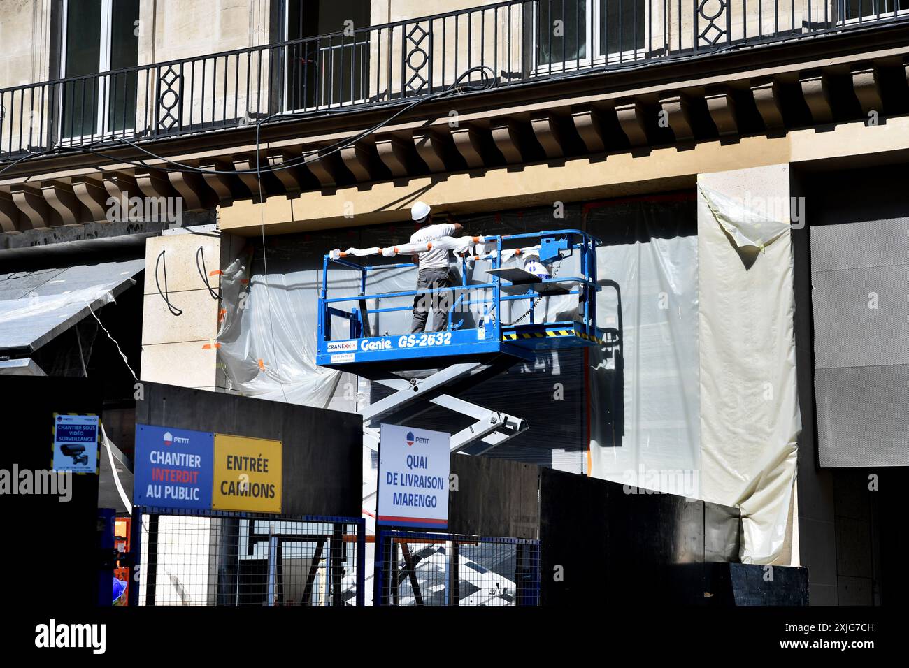 Worker on a renovation facade worksite - Paris - France Stock Photo - Alamy