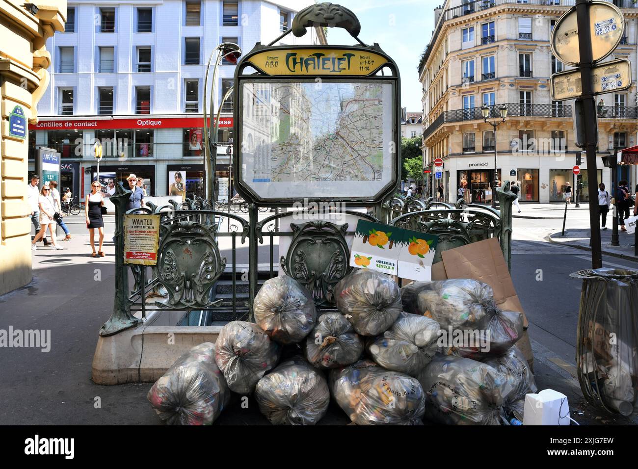 Chatelet subway station with garbage bags - Paris - France Stock Photo ...
