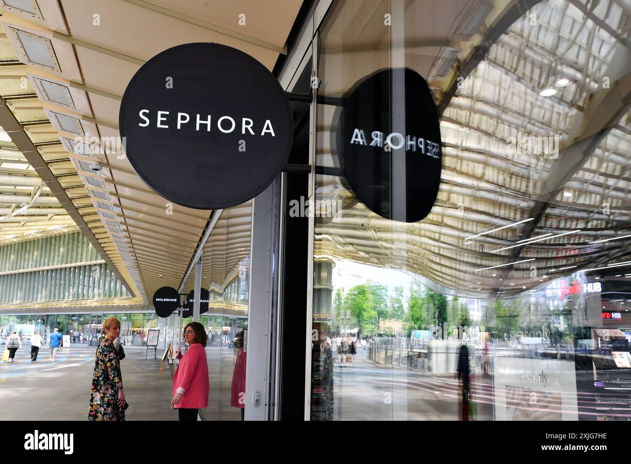 Sephora cosmetic shop hi-res stock photography and images - Alamy
