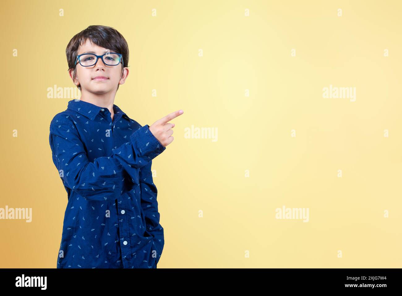 Children pointing far hi-res stock photography and images - Alamy