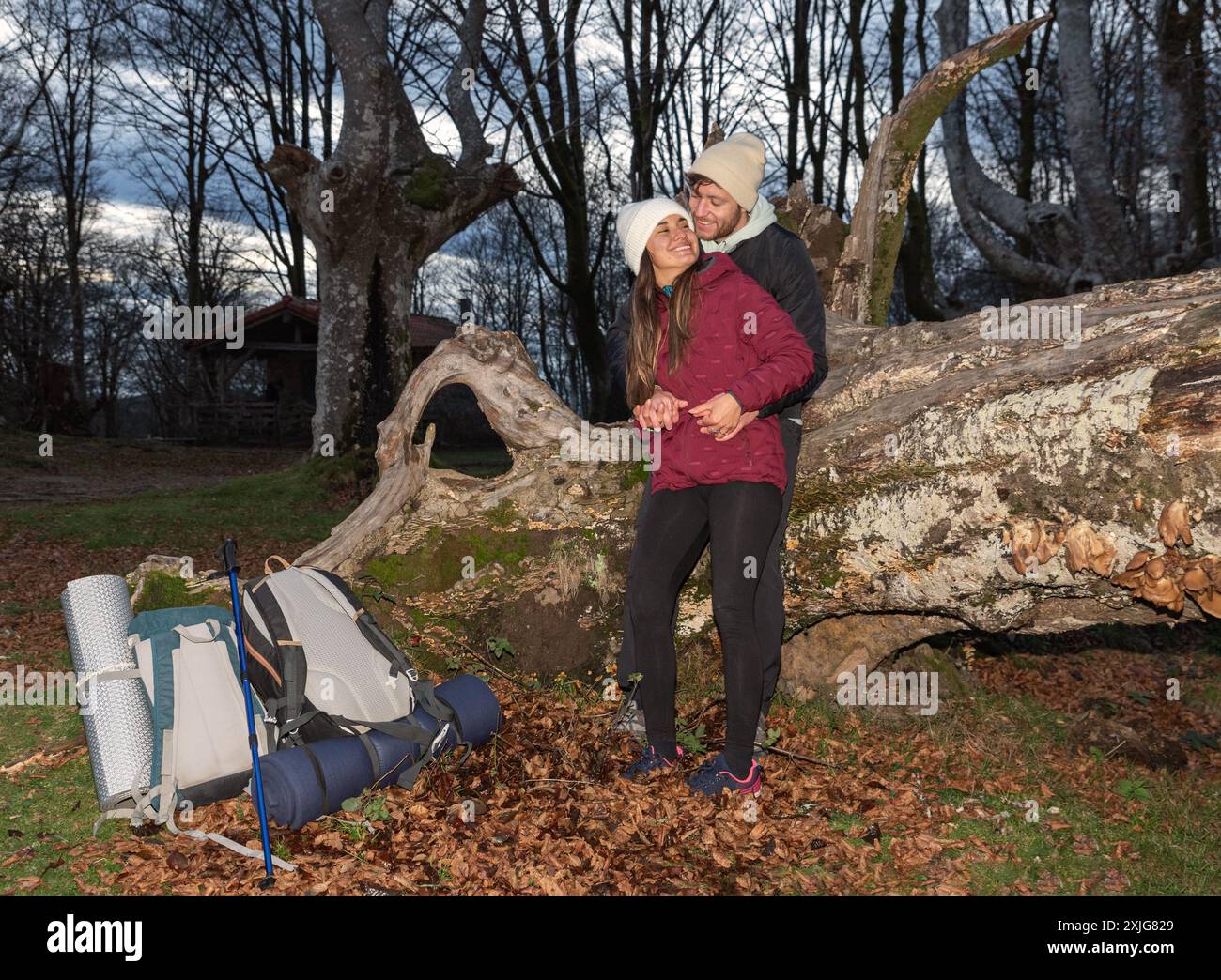 mountain couple hugging leaning on a log Stock Photo - Alamy