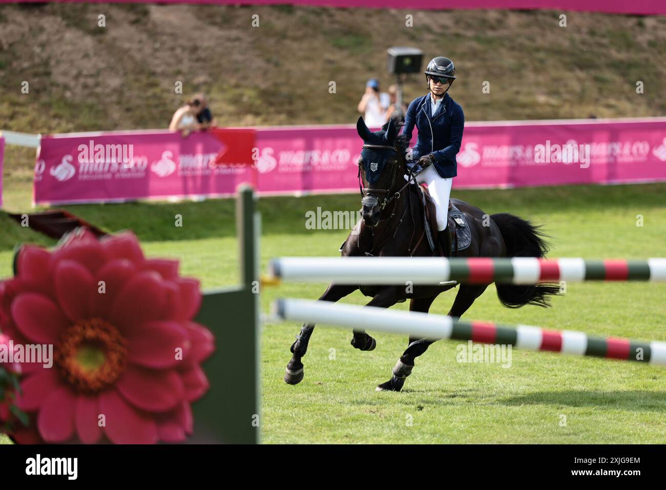 Alise Oken of the United States with Gelvera during the Prix du Conseil ...