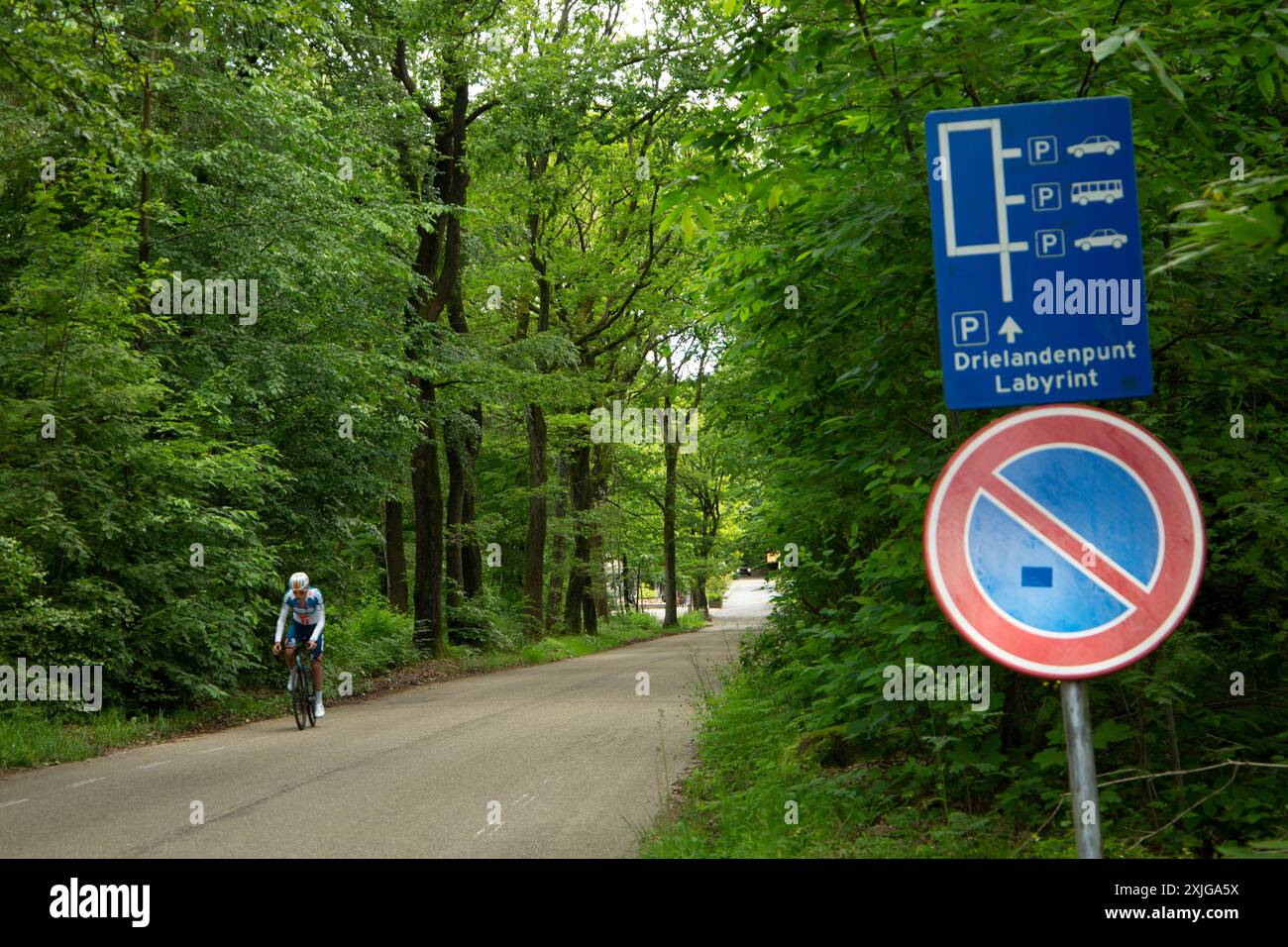 Car park one way sign hi-res stock photography and images - Alamy