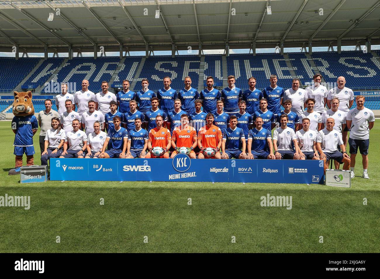 Hintere Reihe von links: Sirus Motekallemi (Co-Trainer), Markus Miller ...