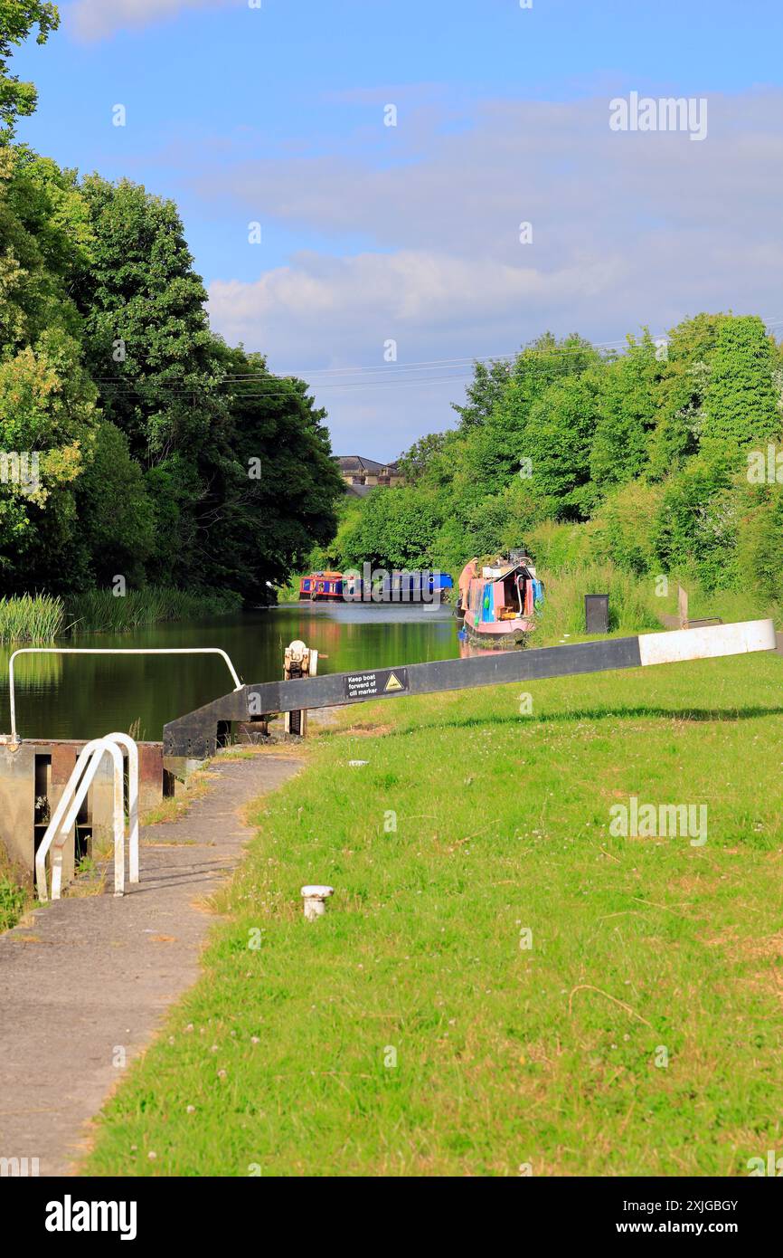 Narrow boats on the Kennet and Avon canal near Caen Hill locks, Devizes ...