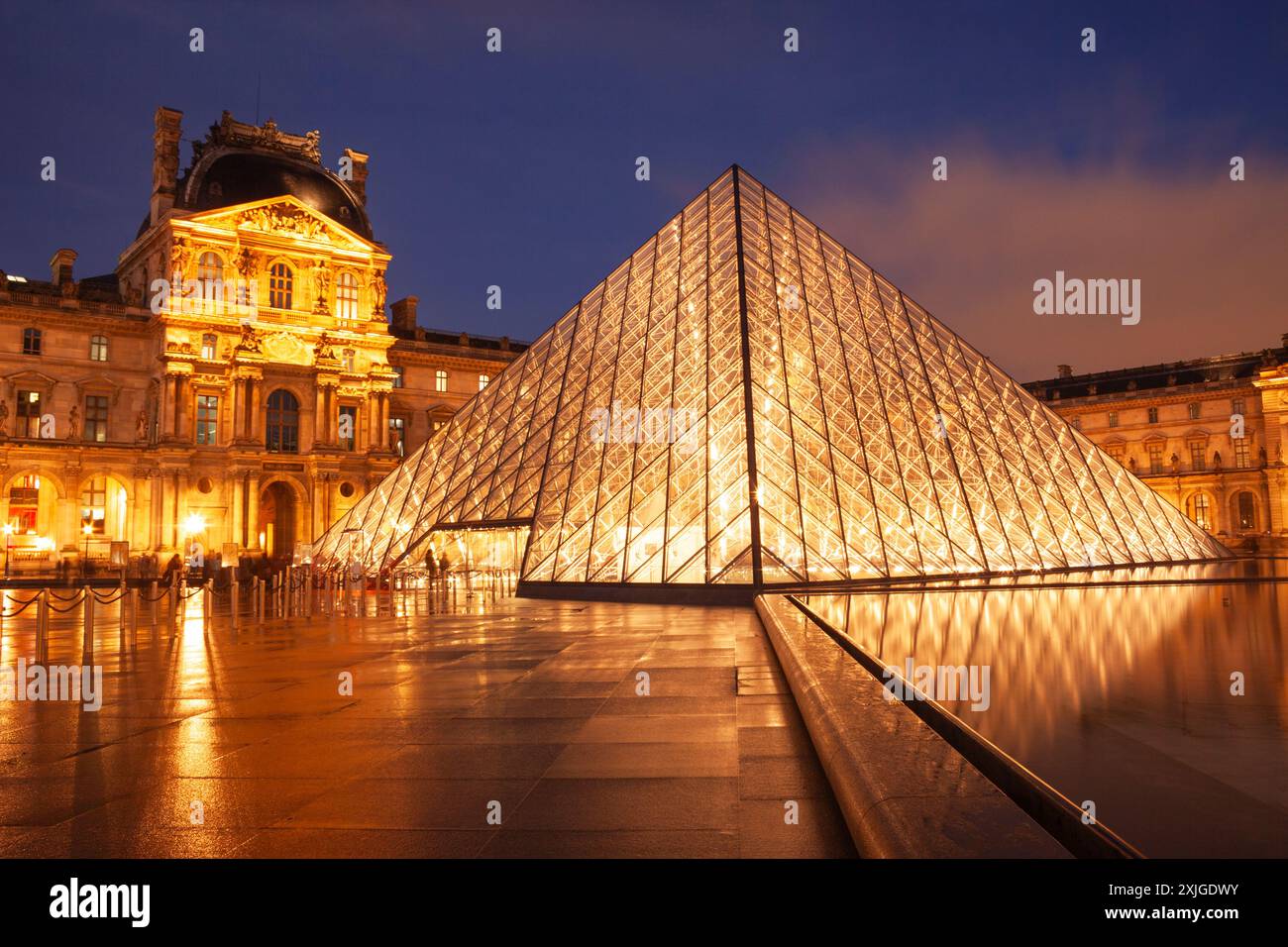 Peis grand louvre pyramid hi-res stock photography and images - Alamy