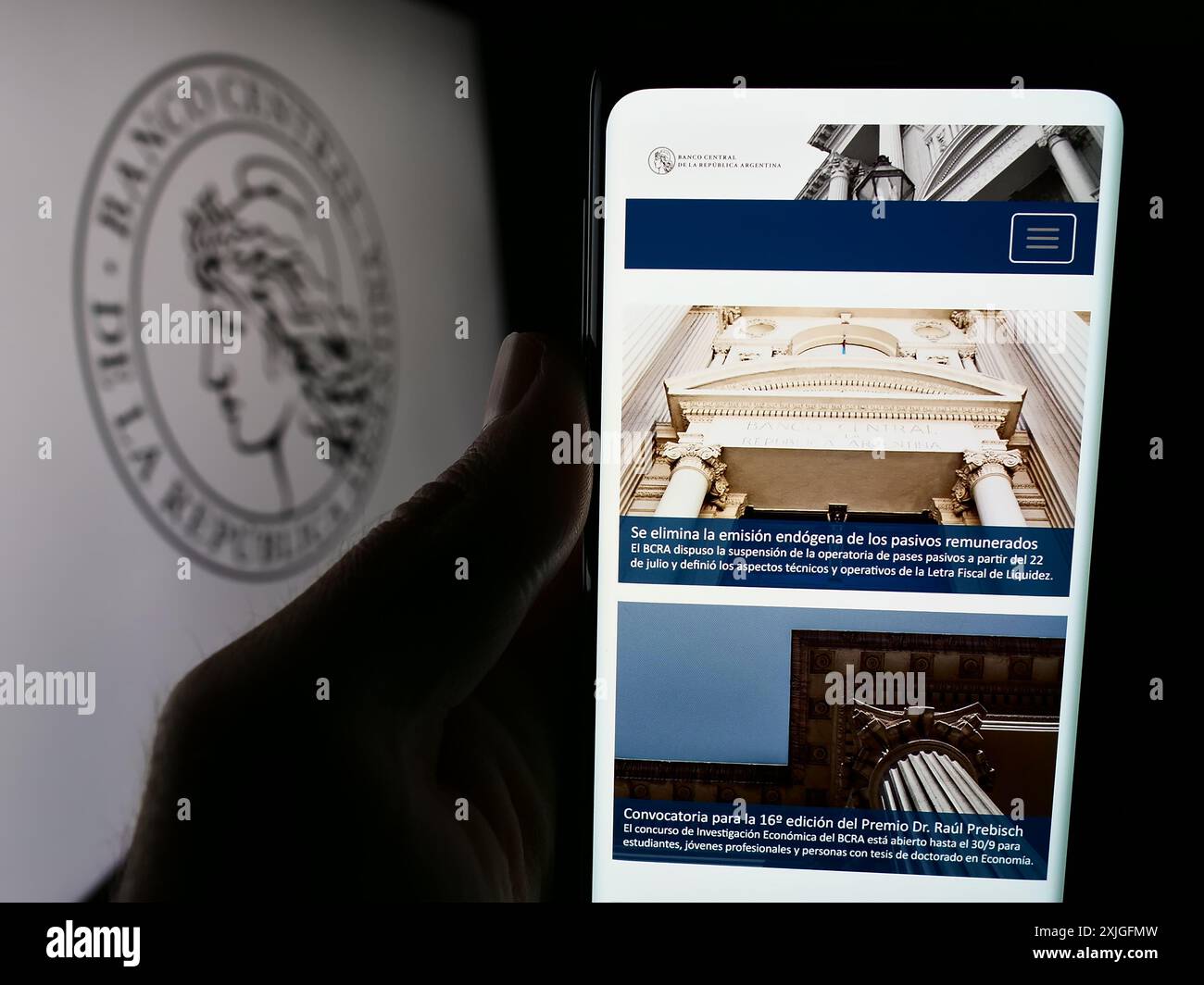Person holding cellphone with webpage of Banco Central de la Republica ...