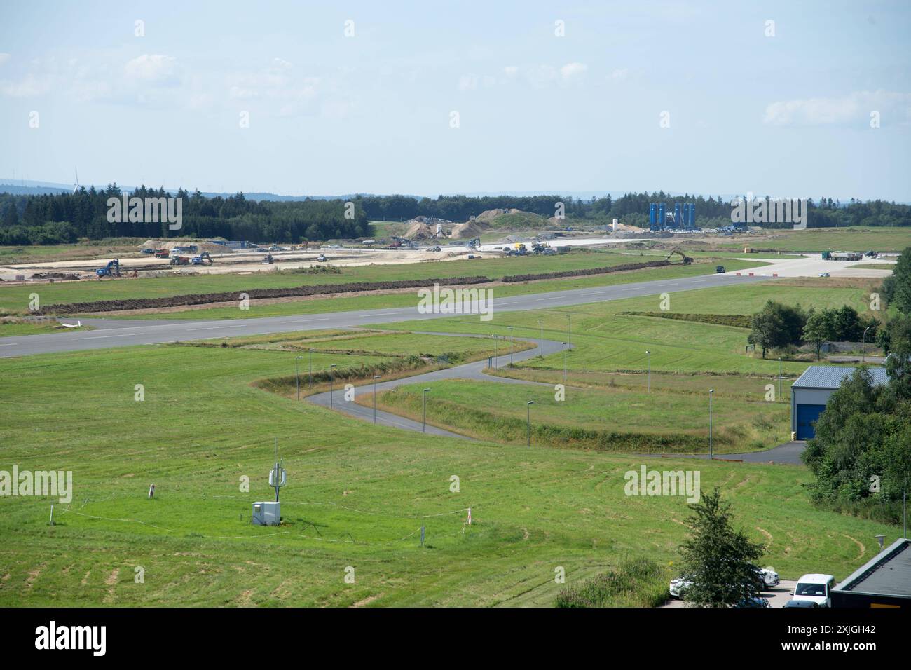 Blich auf die Baustelle fuer die neue Start- und Landebahn im ...