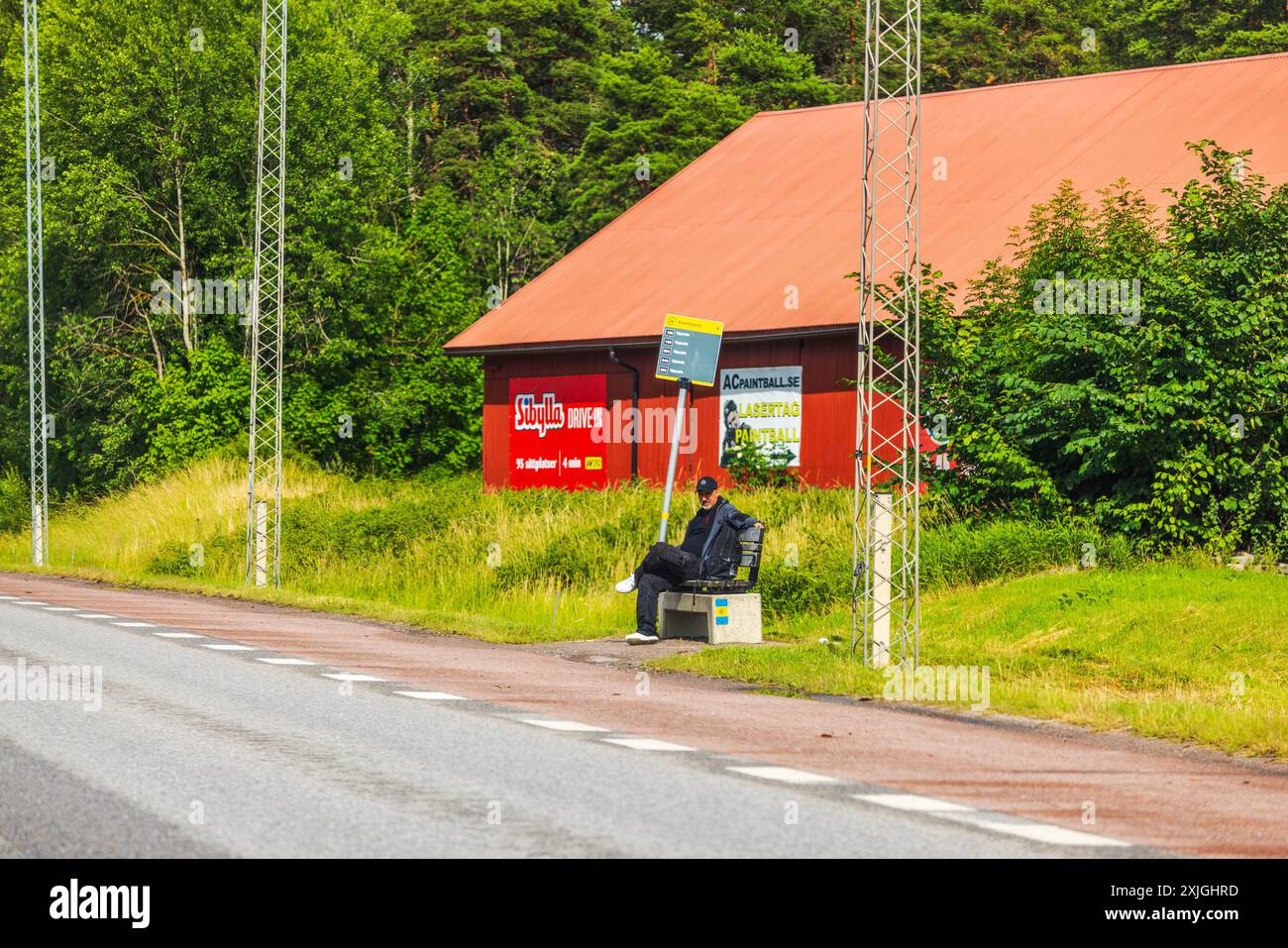 Man sitting on bench waiting hi-res stock photography and images - Alamy