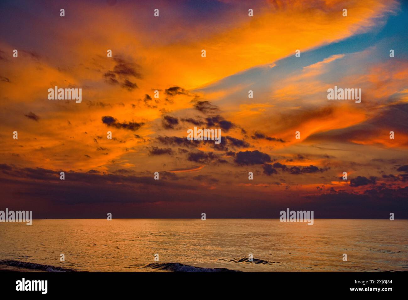 Red sun sets over horizon hi-res stock photography and images - Alamy