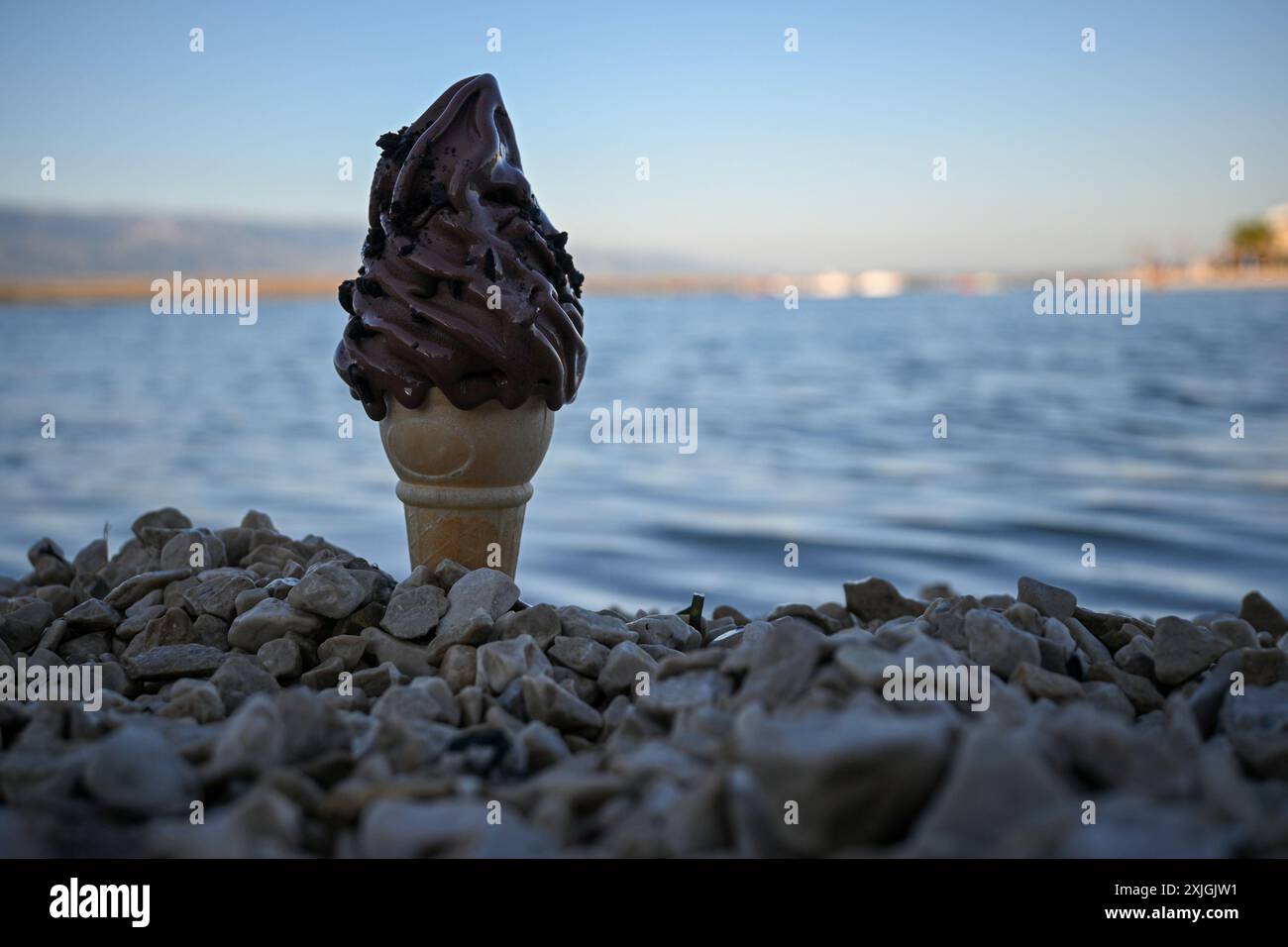 Cream pebbles in water hi-res stock photography and images - Alamy