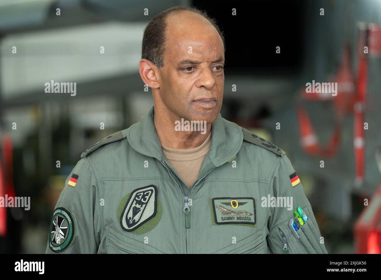 der soeben zum Oberst befoerderte Commodore Sammy MBASSA, Bundesverteidigungsminister Boris ...