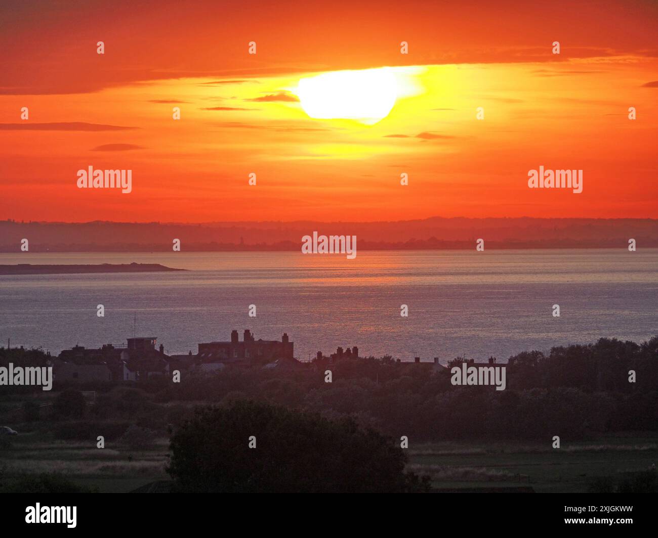 Minster on Sea, Kent, UK. 18th July, 2024. UK Weather: sunset in ...