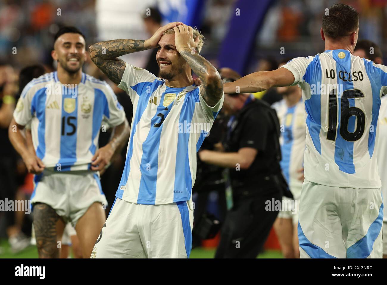 Argentina's midfielder Leandro Paredes (C), forward Nicolas Gonzalez (L) and midfielder Giovani ...