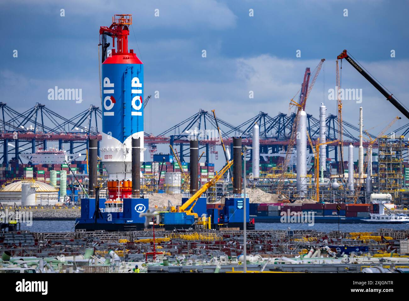 Platform with the IQIP EQ-Piling System, for noise-reduced piling of ...