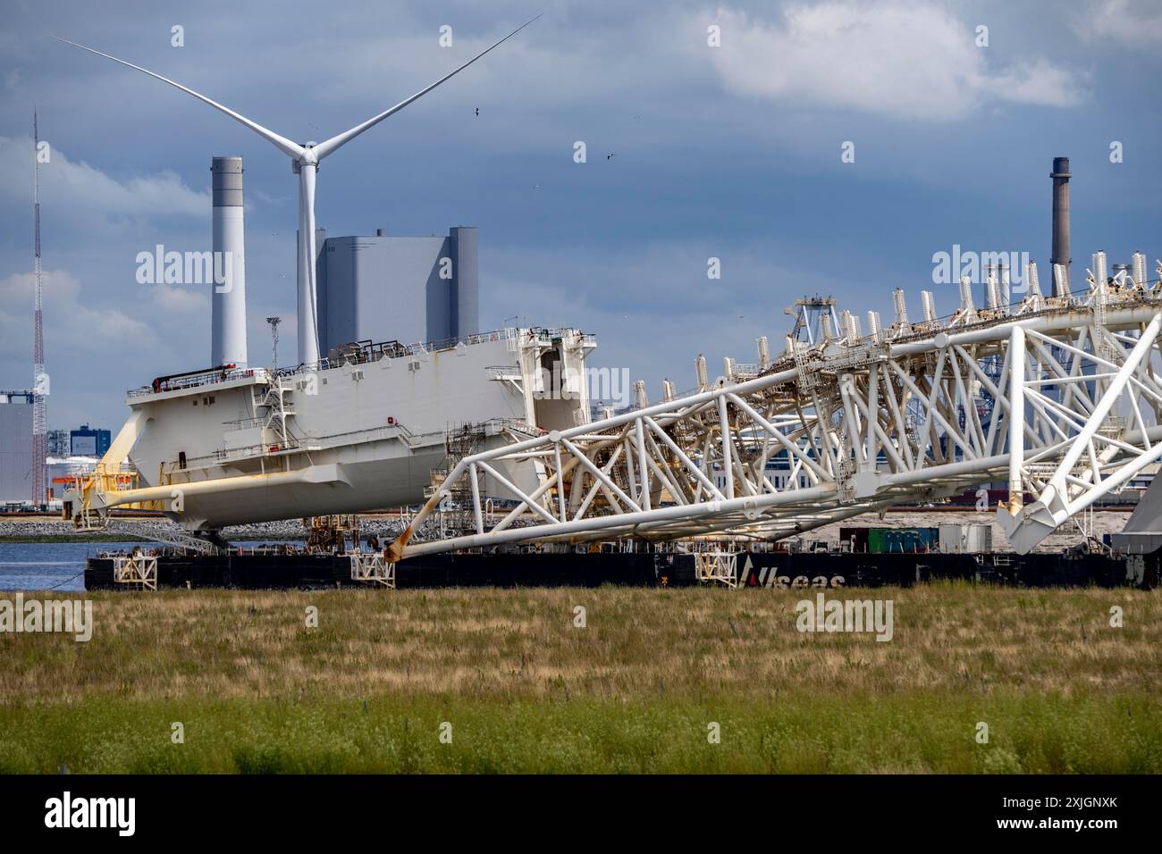 Bumblebee barge, with the Stinger boom, which is part of the world's ...