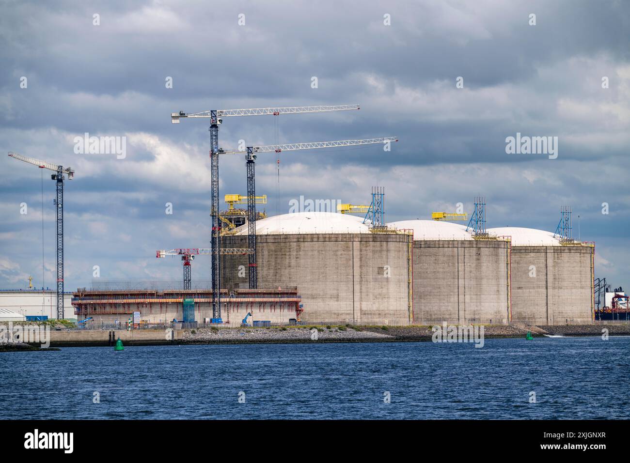 Construction of a 180,000 cubic meter LNG storage tank, it will be the ...