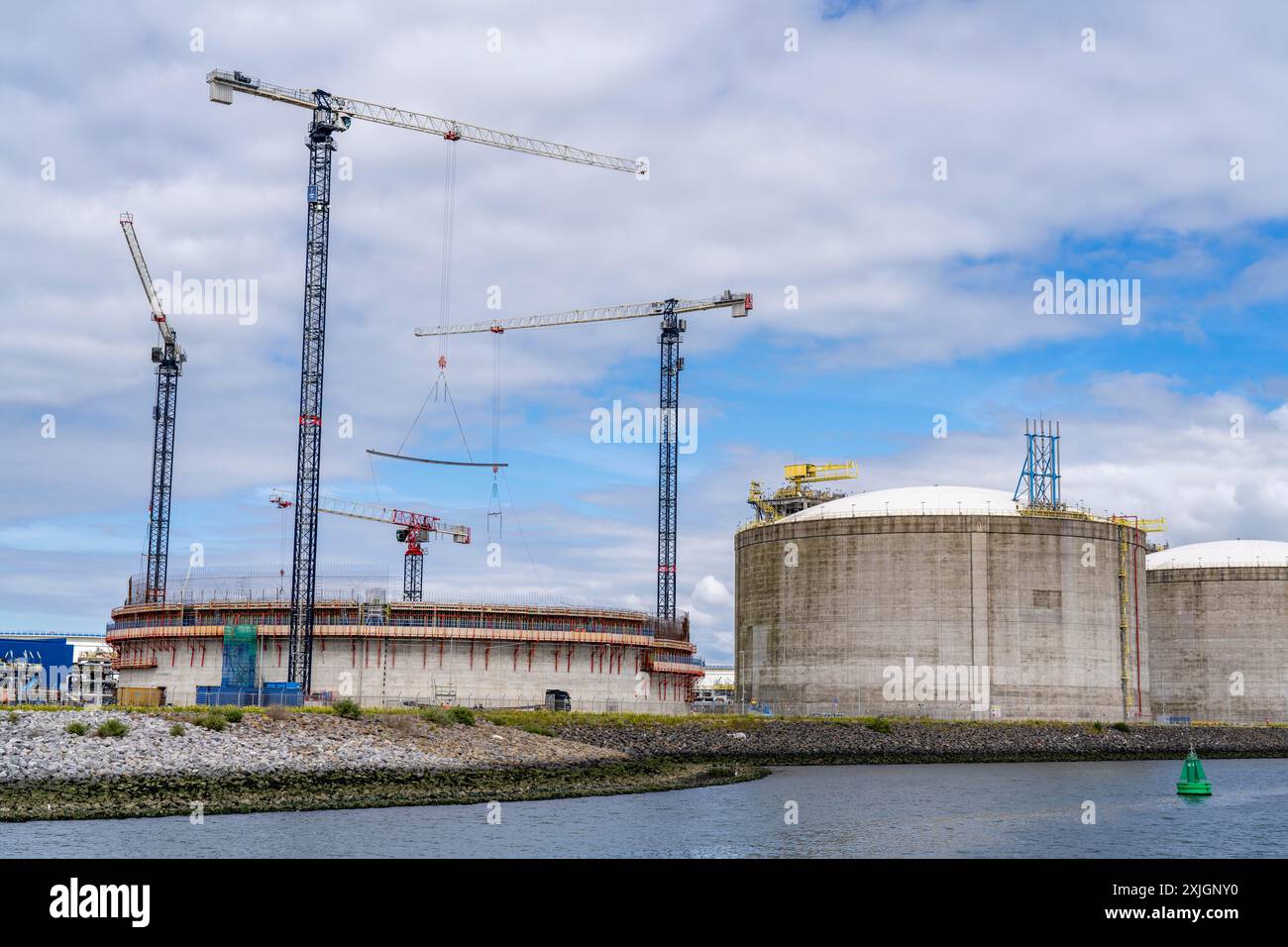Construction of a 180,000 cubic meter LNG storage tank, it will be the ...