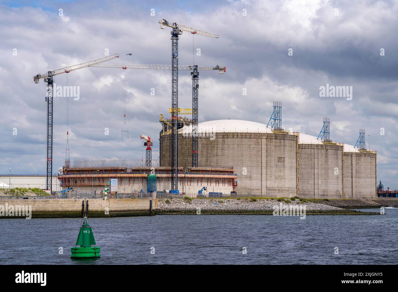 Construction of a 180,000 cubic meter LNG storage tank, it will be the ...