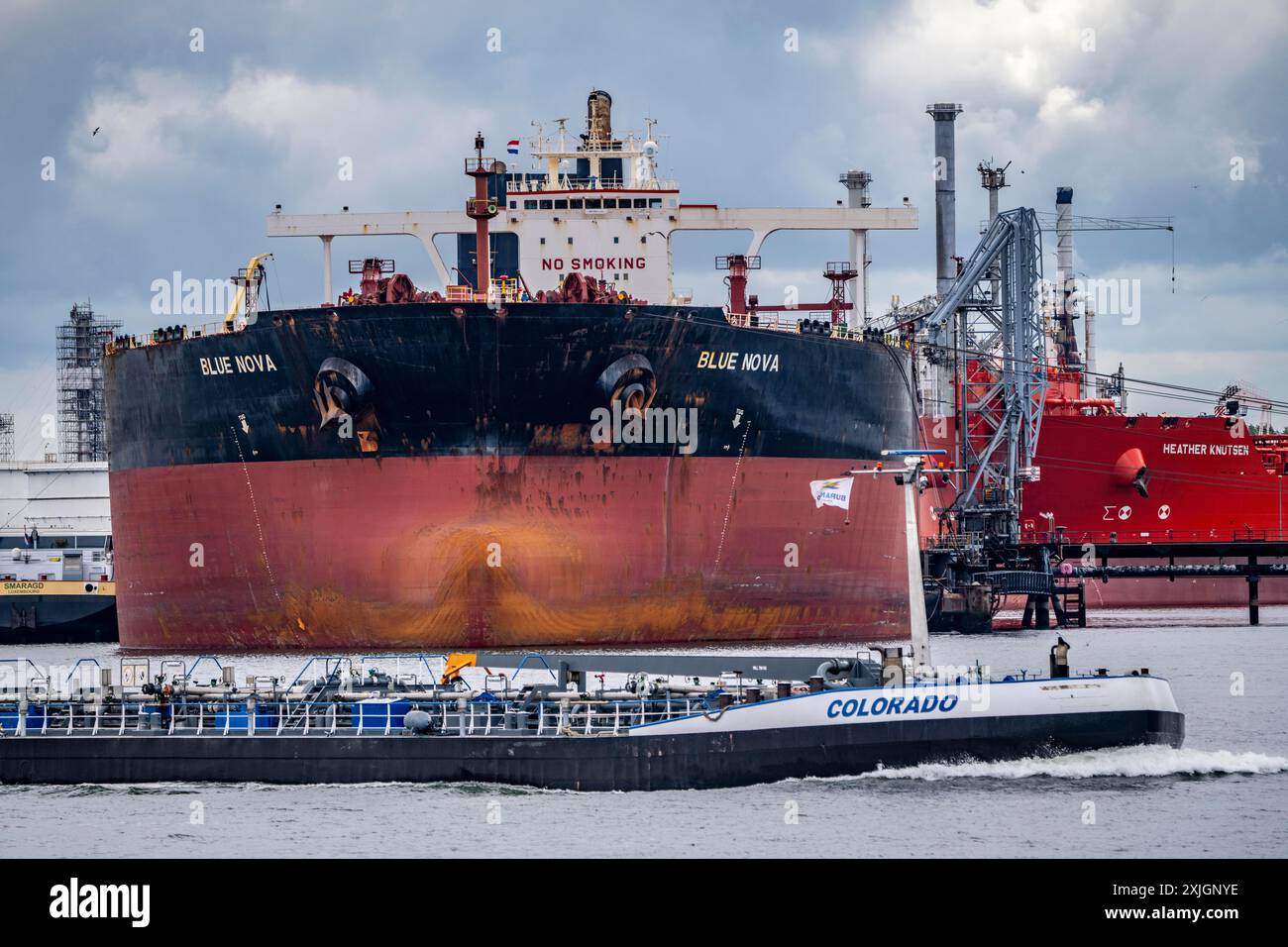 Large tanker for crude oil, Blue Nova, being unloaded, barge, in the ...