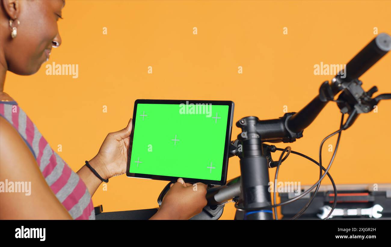 Woman checks tablet fix hi-res stock photography and images - Alamy