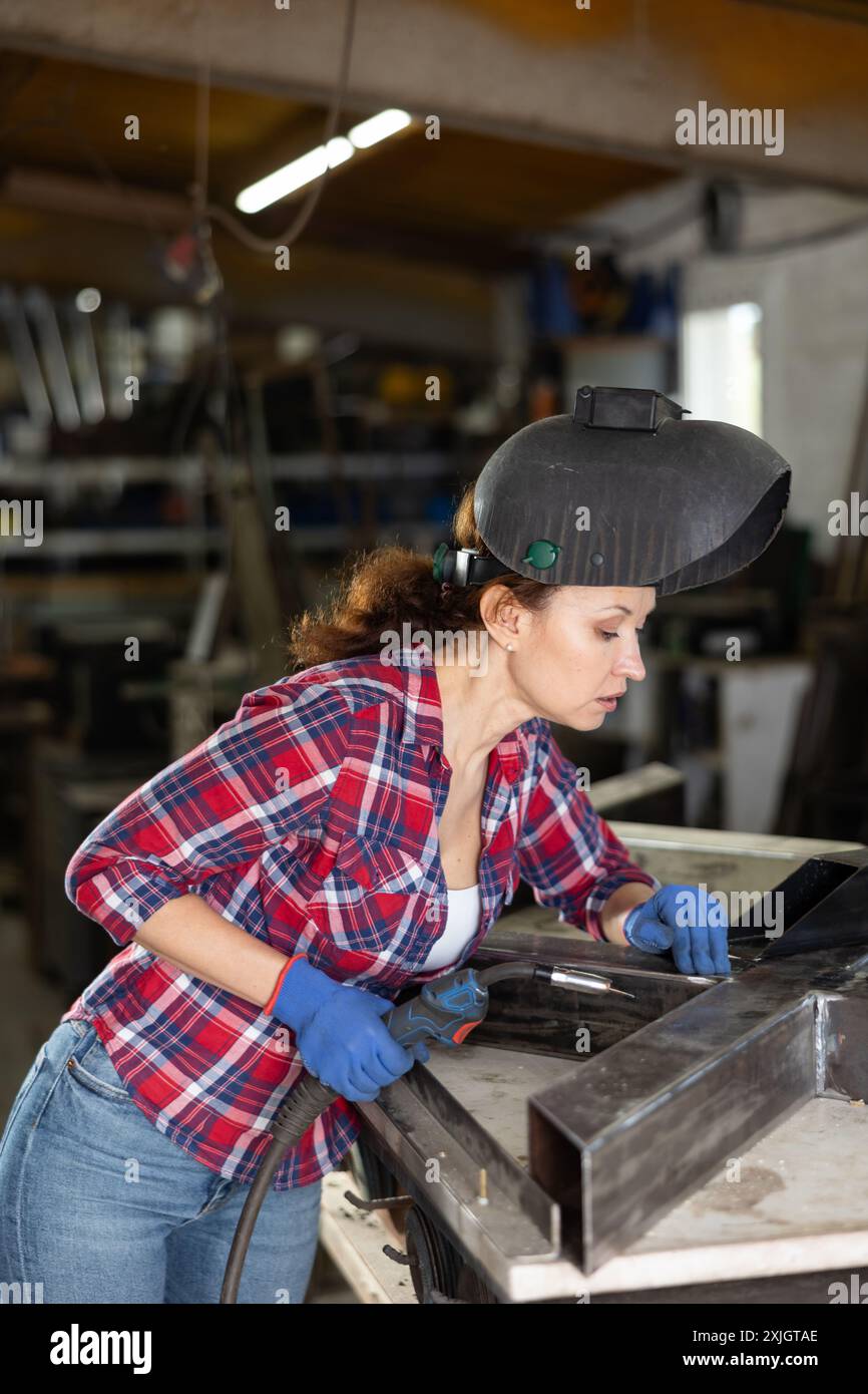Woman mechanic welding hi-res stock photography and images - Alamy
