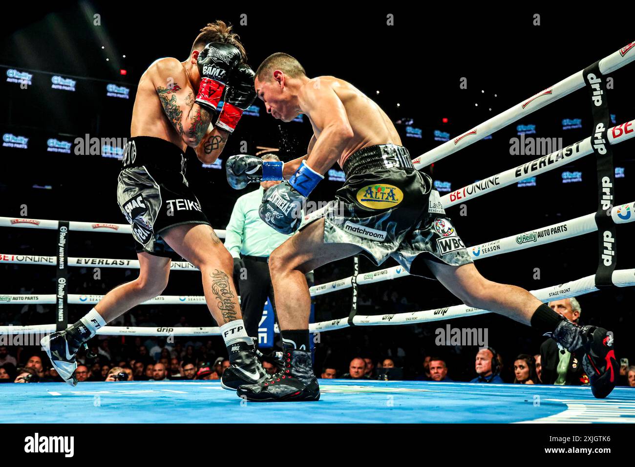 PHOENIX, ARIZONA - JUNE 29: Juan Francisco El 'Gallo' Estrada Estrada ...