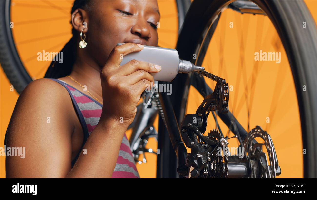 Bicycle mechanic during inspection hi-res stock photography and images ...