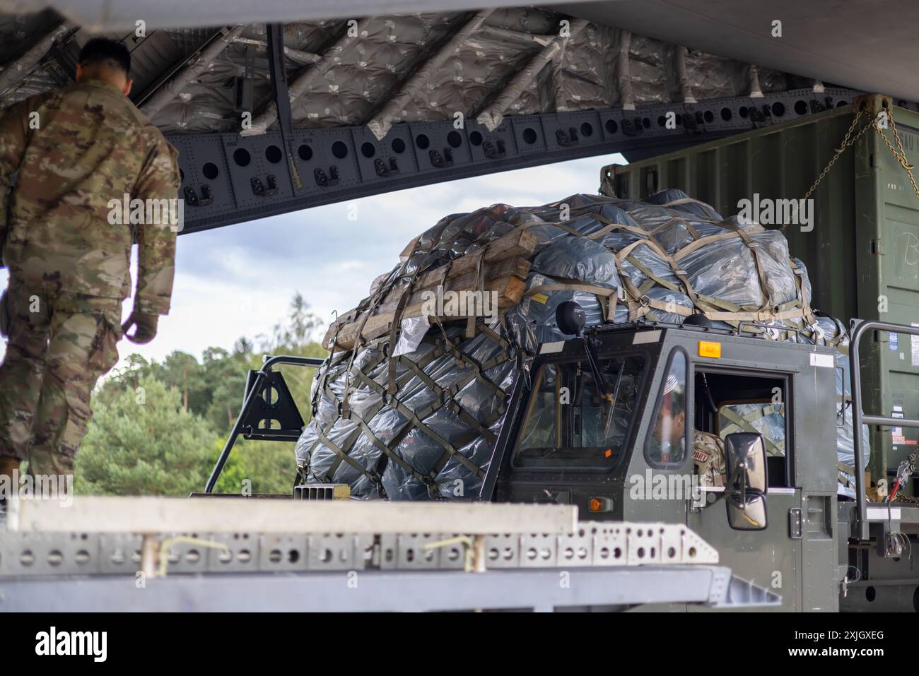 U.S. Army and Air Force personnel load a baggage pallet of Soldiers ...